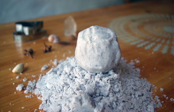 Moon Sand: The Easiest DIY Kinetic Sand to Keep Kids Happy for Hours ...