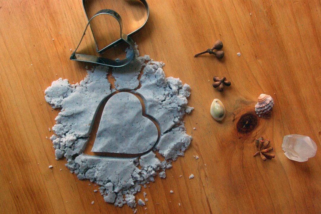 Moon Sand: The Easiest DIY Kinetic Sand to Keep Kids Happy for Hours ...